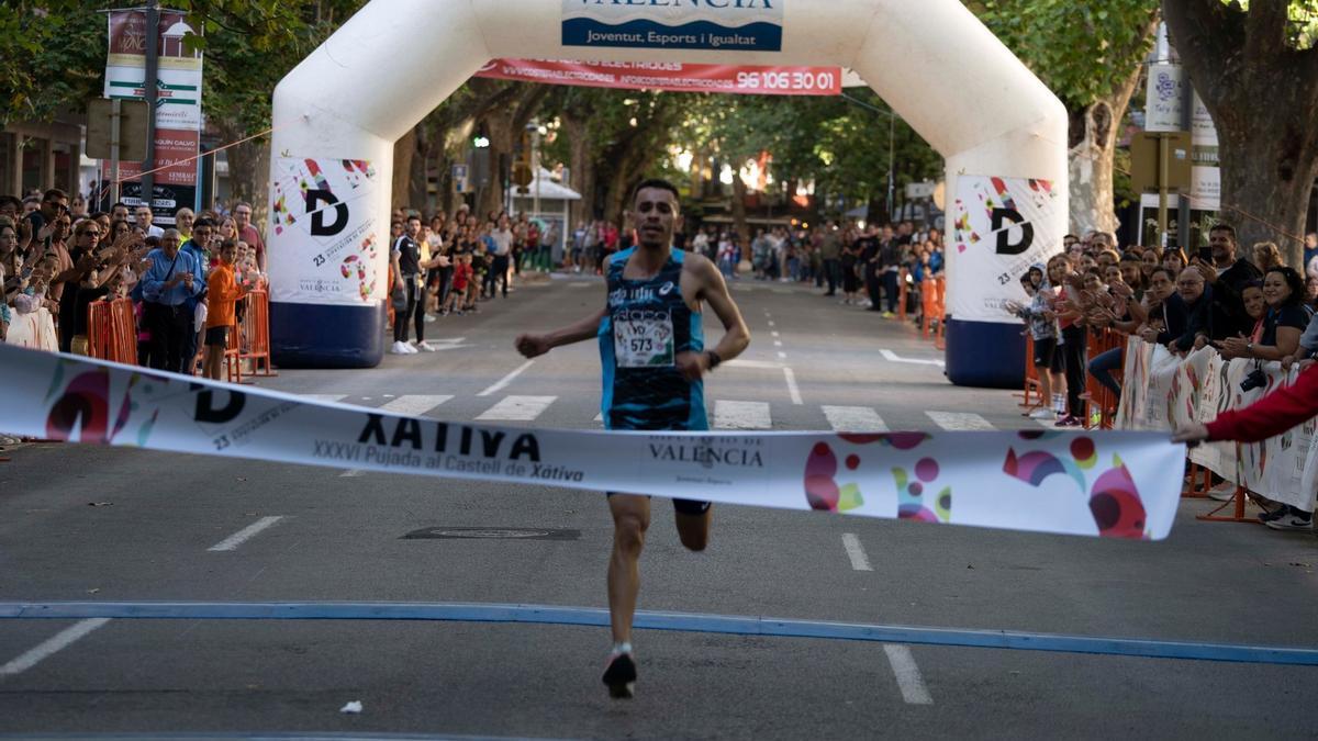 Hicham Sigueni bate el récord de la Pujada al Castell y lo rebaja a 30:55
