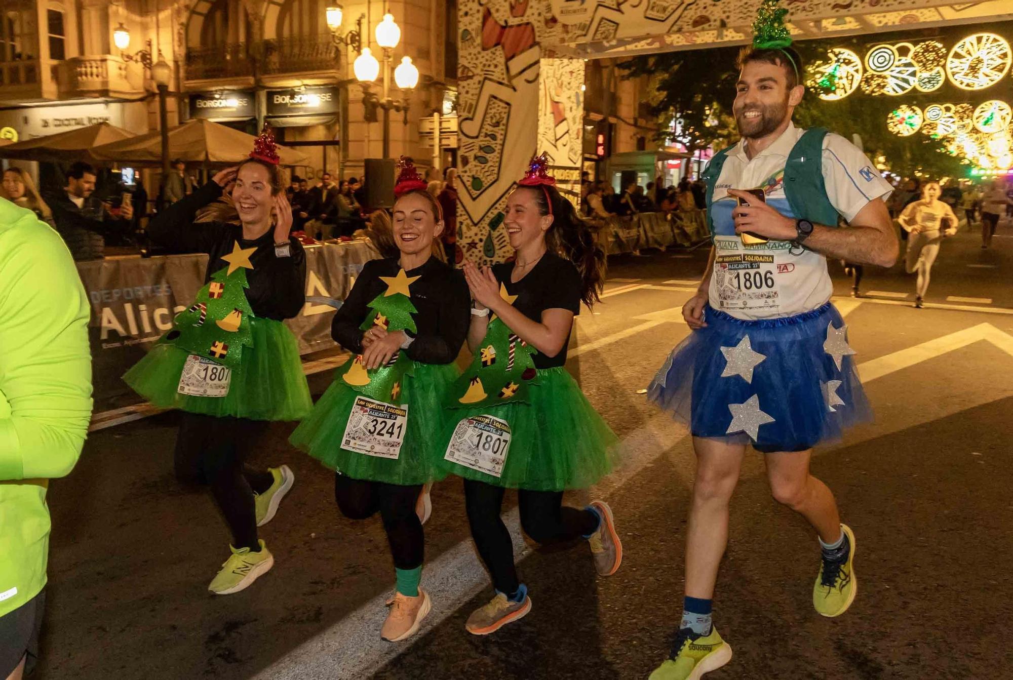 La San Silvestre de Alicante llena de colorido la ciudad