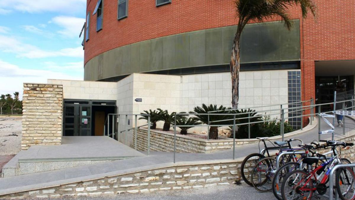 La UMH busca solución al conflicto en la cafetería de Altabix en Elche ...