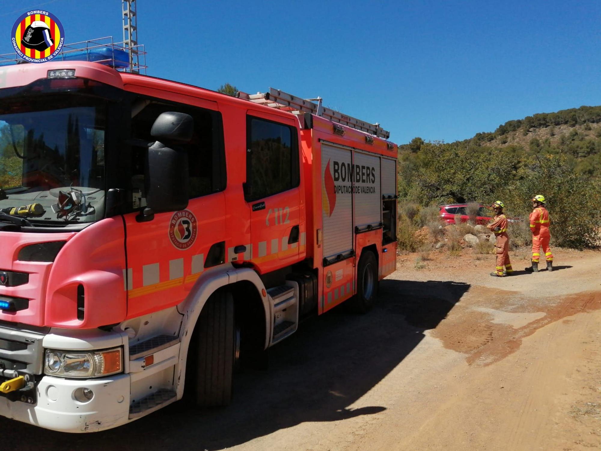 Bomberos forestales controlan un incendio forestal en Estivella