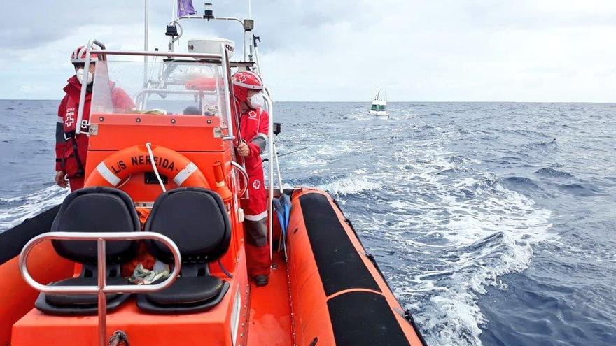 Rescate Marítimo: Remolcan a cuatro personas a la deriva en una ...