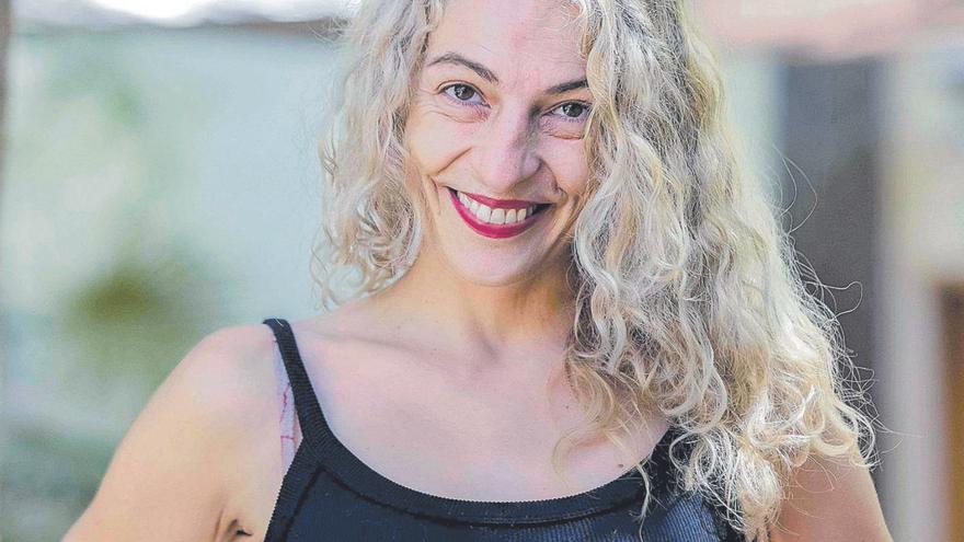 Roser Amills, escritora: «Los maltratadores empiezan rompiendo objetos ...