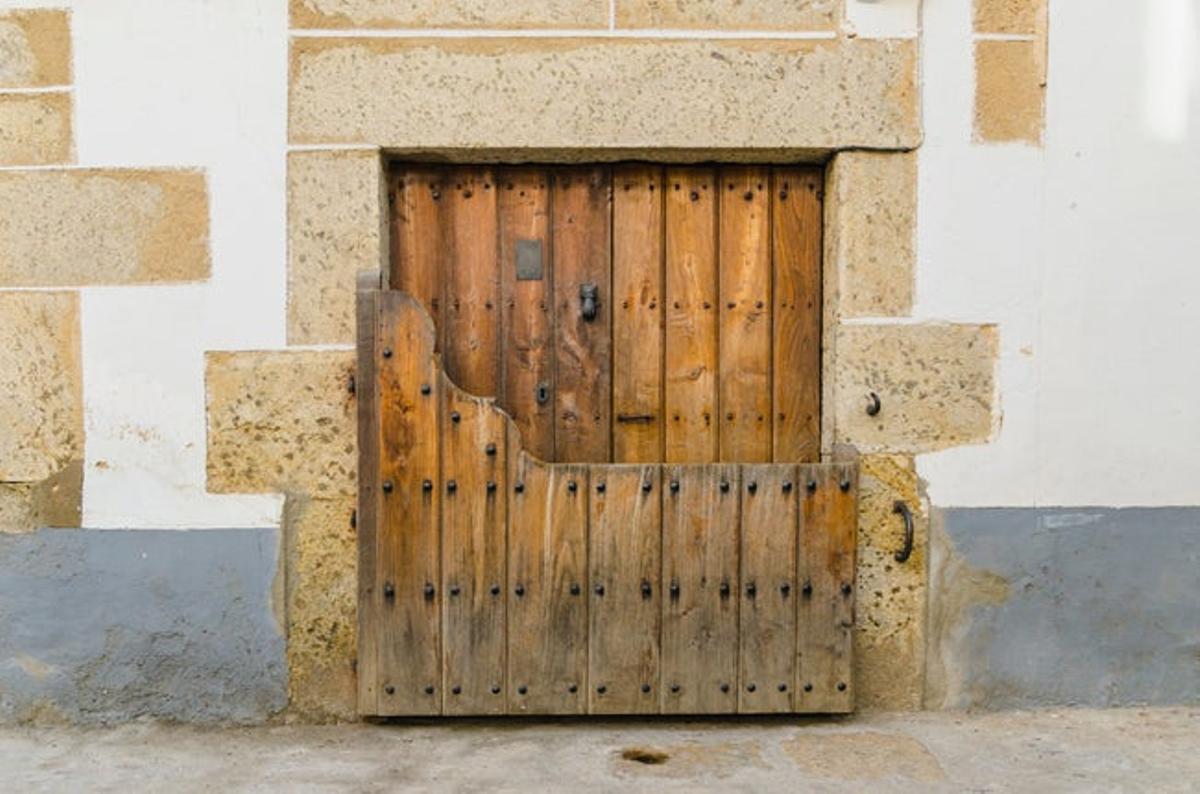 Candelario, el pueblo salmantino de las regaderas y las batipuertas