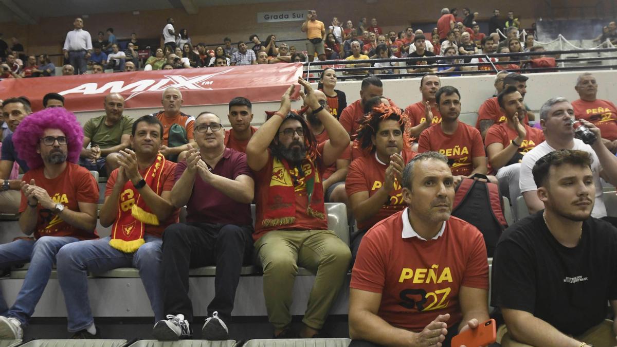 Abanicos rojos como protesta por el calor en el Palacio de los Deportes