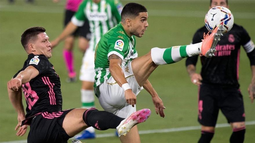 El Real Madrid remonta y firma su primer triunfo (2-3) El Real Madrid remonta y firma su primer triunfo (2-3)