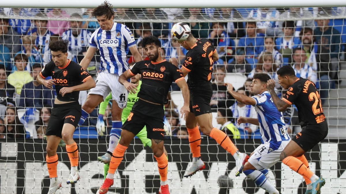 El Valencia no puede contra 10 y firma un empate con sabor a derrota (1-1)