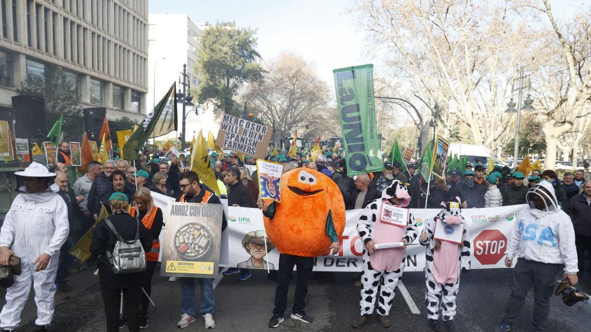 Colapso en las calles de València en el inicio de la tractorada por el ...
