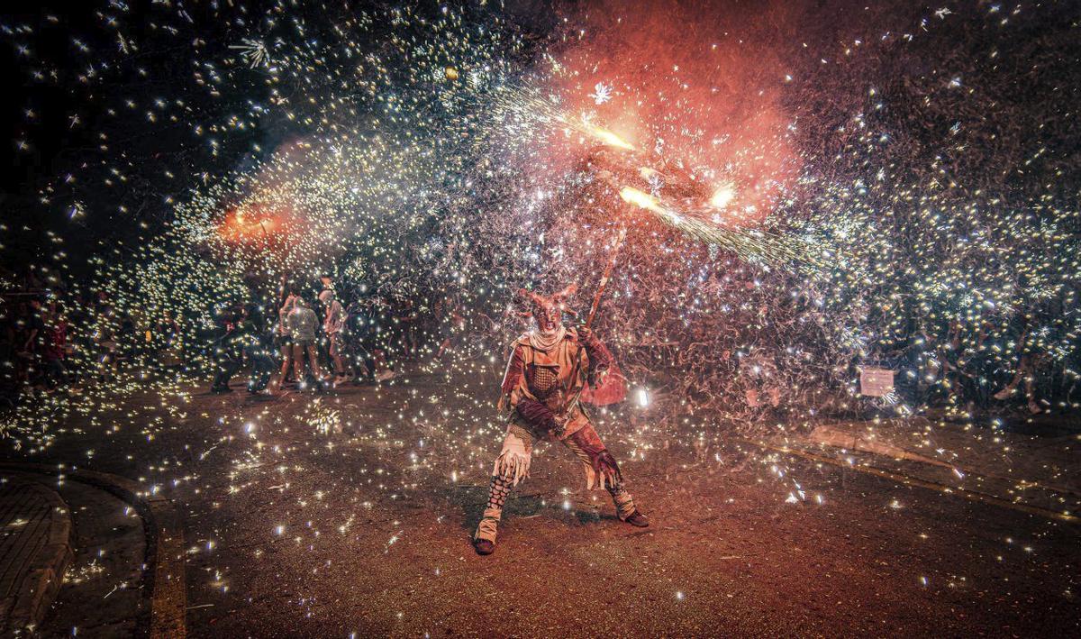 FIESTAS SANT SEBASTIÀ DIMONIS CORREFOC | Jugando con fuego: «A los ...
