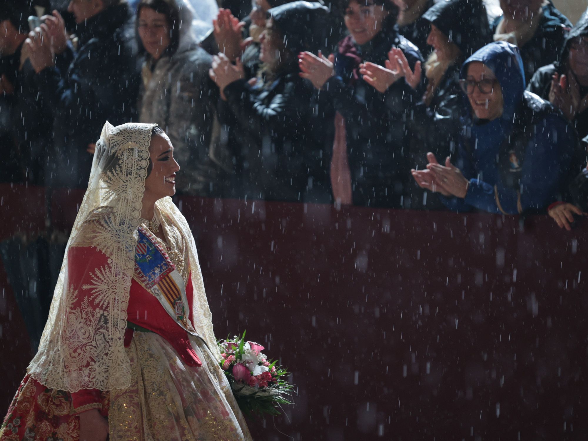 La Fallera Mayor de València, Berta Peiró, cierra la Ofrenda a la ...