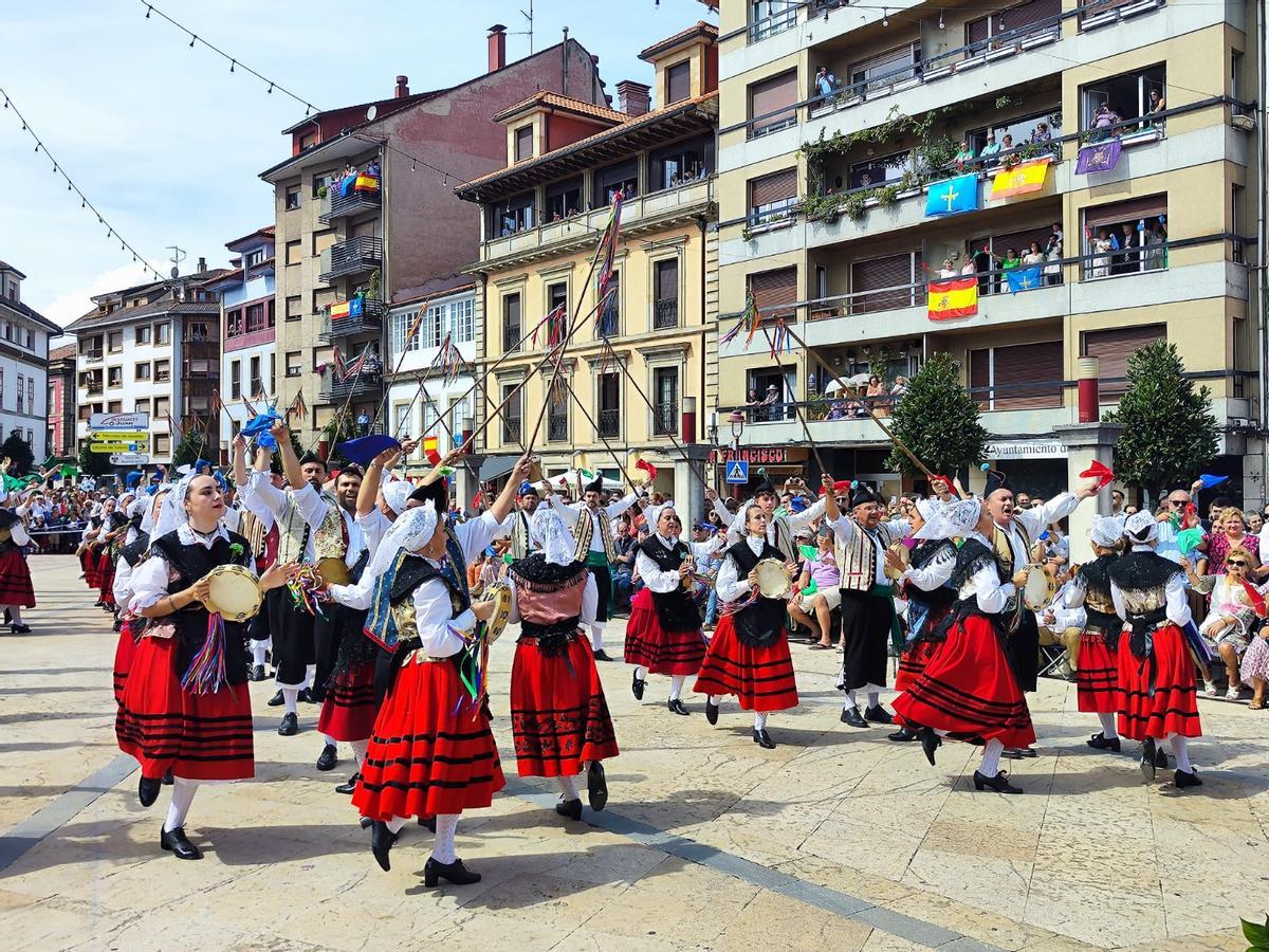 En imágenes: Villaviciosa vibra con la Portalina y la danza del Portal
