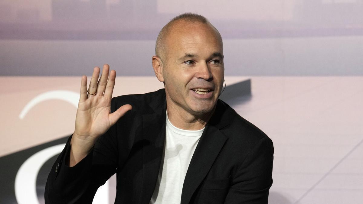 Iniesta da el salto a los banquillos de la mano del Gulf United de Dubái