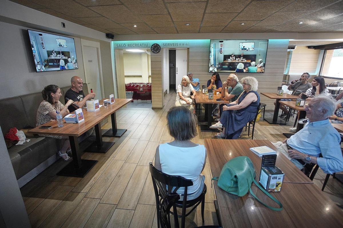 La periodista Laura Fàbregas presenta al bar Cuéllar de Girona «Diario ...