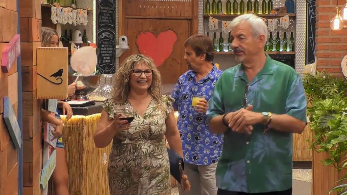 First Dates | Intenta ligar con Laura Boado delante de su cita