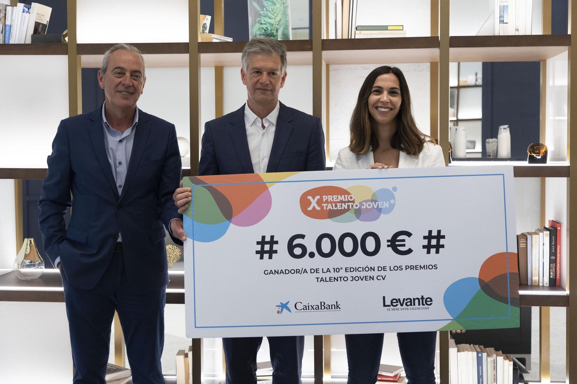 Entrega del cheque a los ganadores de la X edición de los premios ...