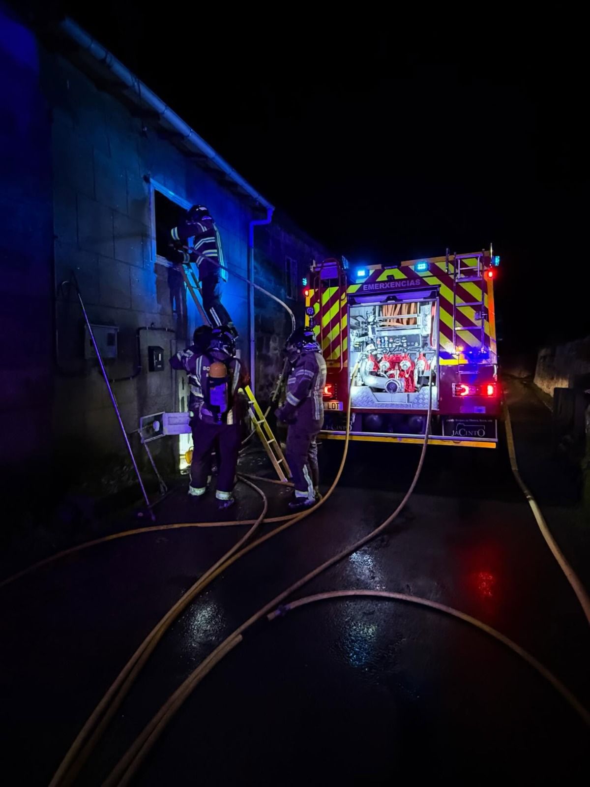 Una vivienda arde por completo y otras dos sufren daños tras un ...