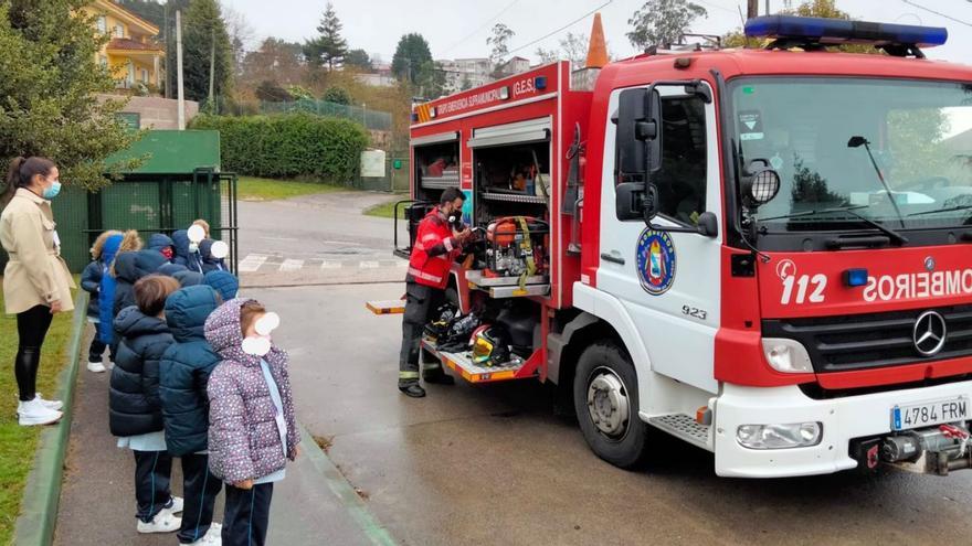 Los bomberos muestran su labor a los niños del Ángel de la Guarda