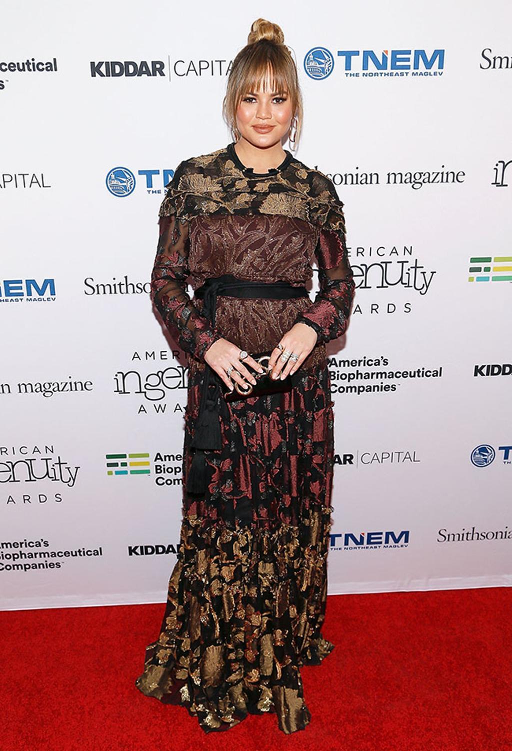 Chrissy Teigen estrena su primer look premamá - Woman