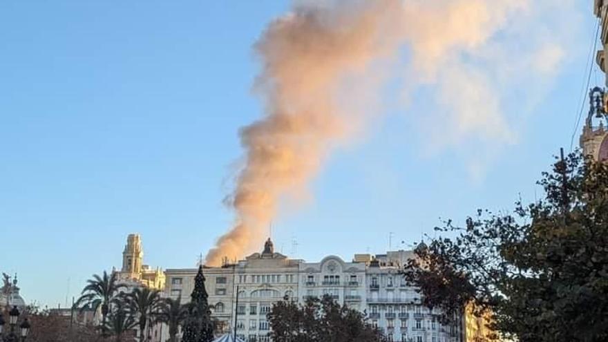 INCENDIO VALENCIA HOY | Arde un restaurante en el centro de València