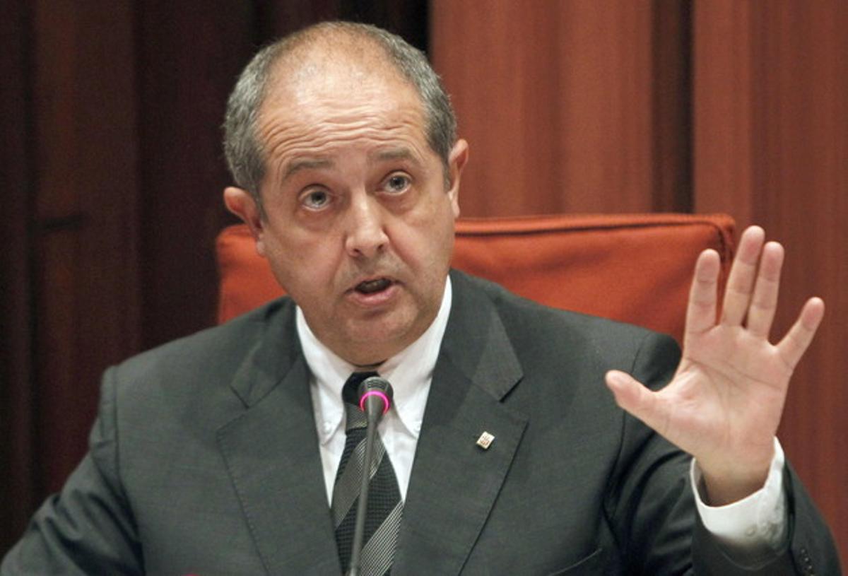 Felip Puig justifica la carga por la "agresividad de los acampados"