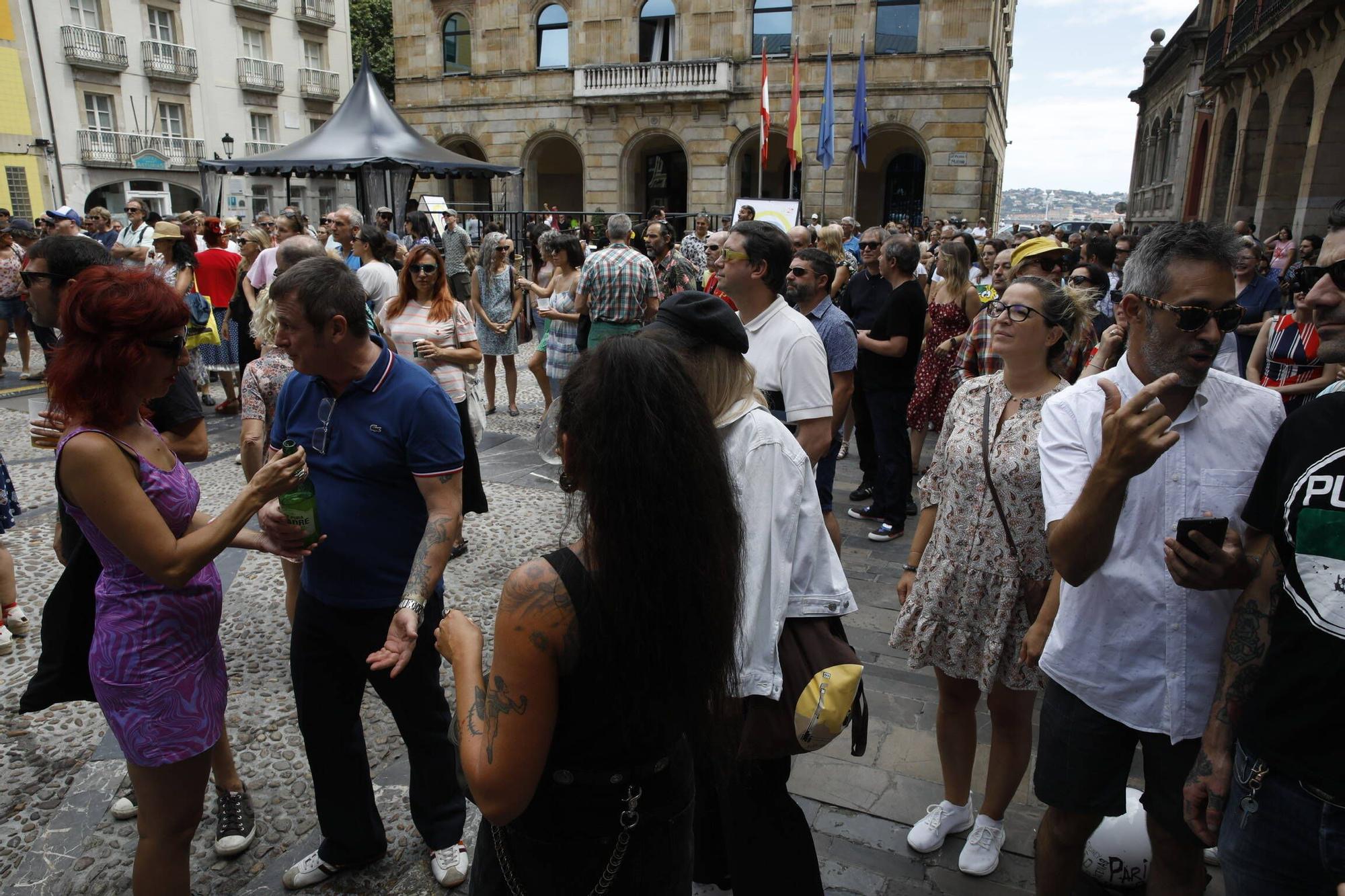 El inicio del festival ye-yé en la plaza Mayor de Gijón, en imágenes