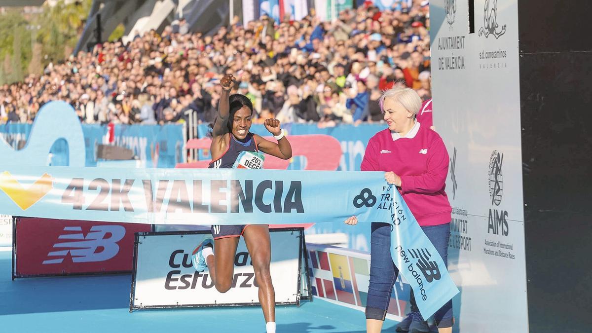MARATON VALENCIA CATEGORÍA FEMENINA | Gana Worknesh Degefa