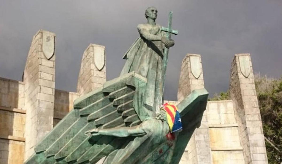 Una bandera independista catalana 'adorna' el monumento a Franco, en ...
