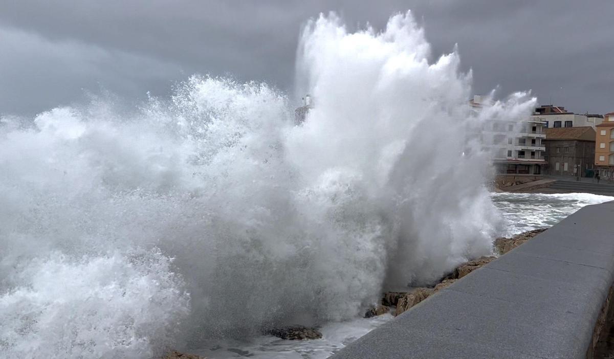 Temporal y grandes olas en L'Escala | FOTOS