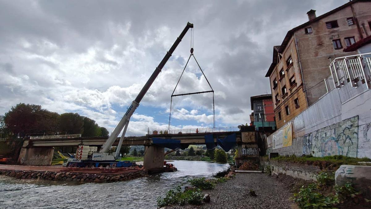 Arranca la demolición del tablero del puente Emilio Llamedo de Arriondas