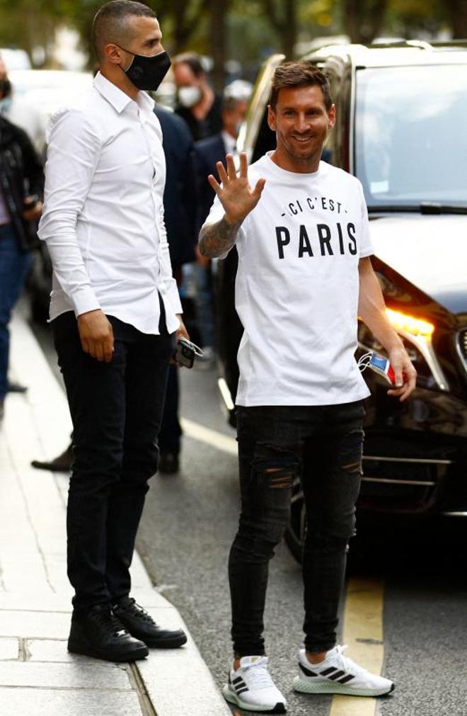 Fotos | Las imágenes de Leo Messi saludando a los aficionados en su hotel