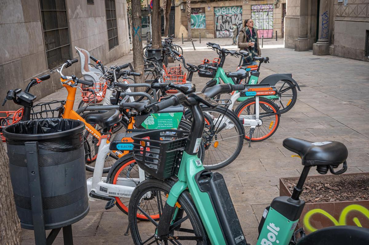Bicicletas compartidas ocupan estacionamientos públicos de Barcelona ...