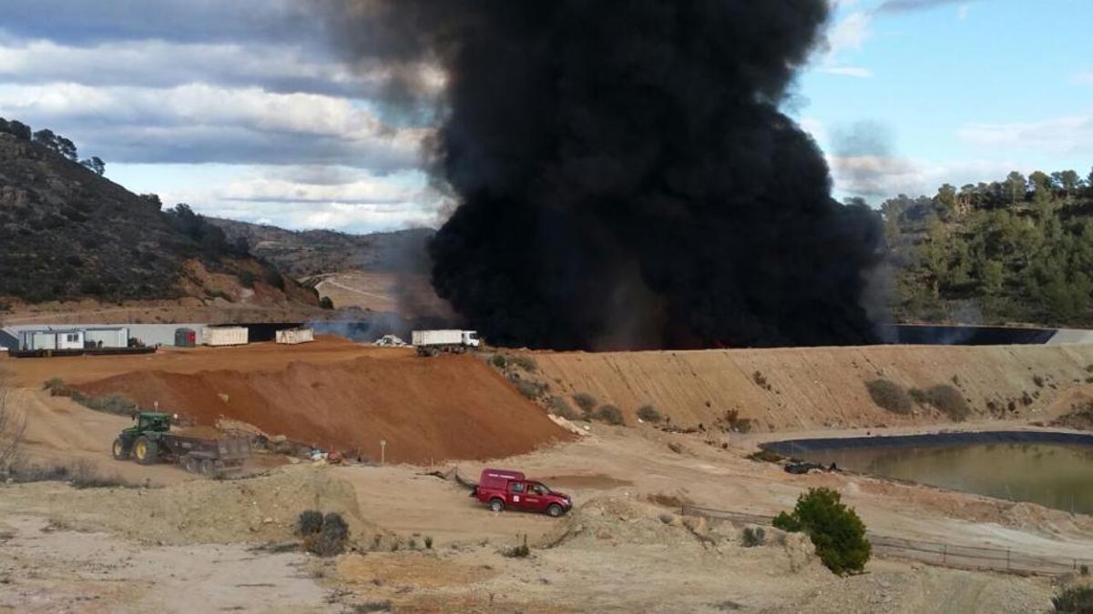 Declarado un incendio en el vertedero de Pedralba