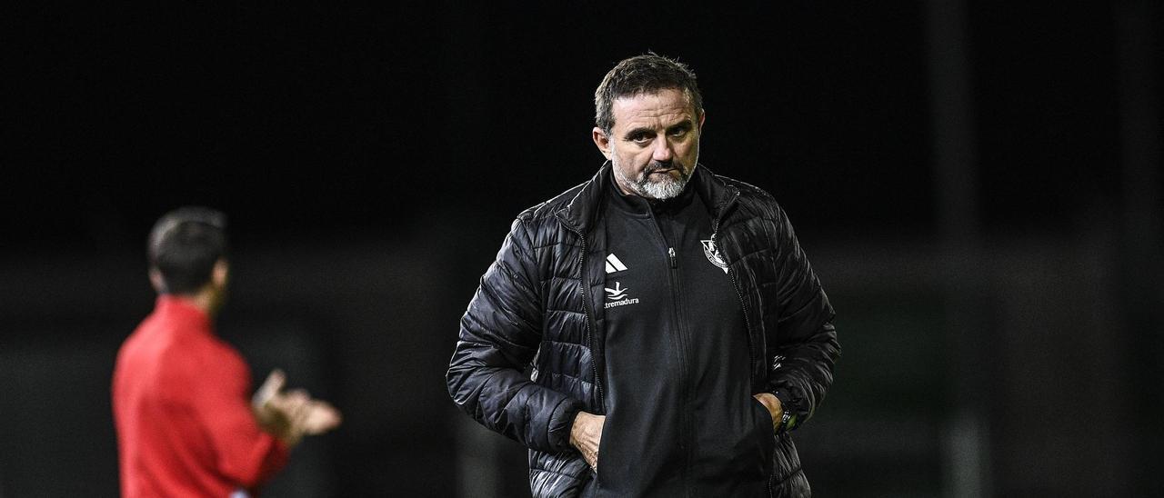 Julio Cobos, entrenador del Cacereño: «Sigo viendo al Badajoz como un ...