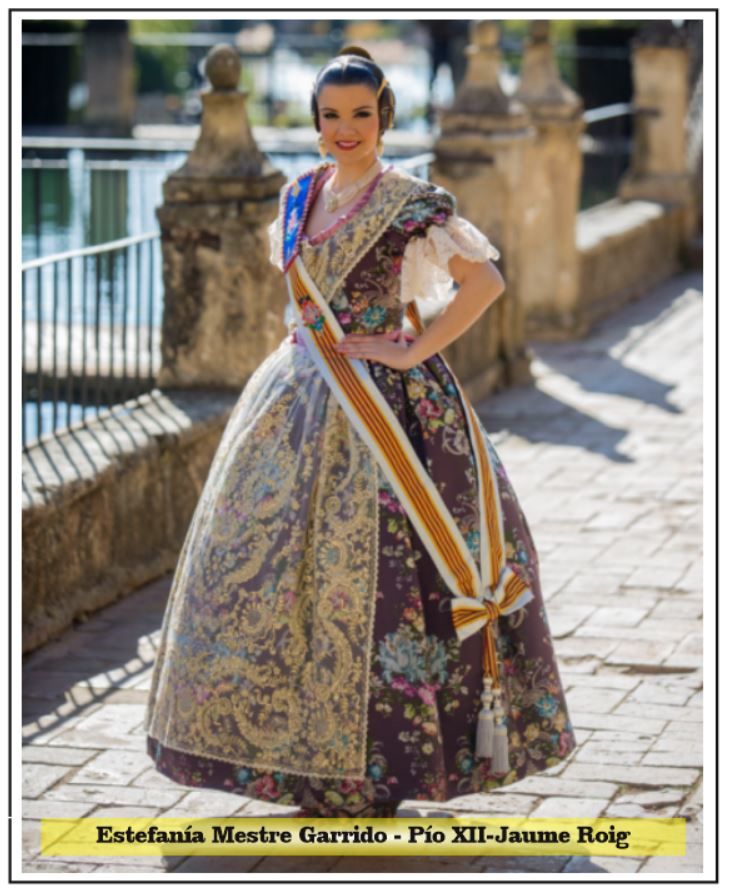 La fallera mayor y corte 2018, en versión "cards"