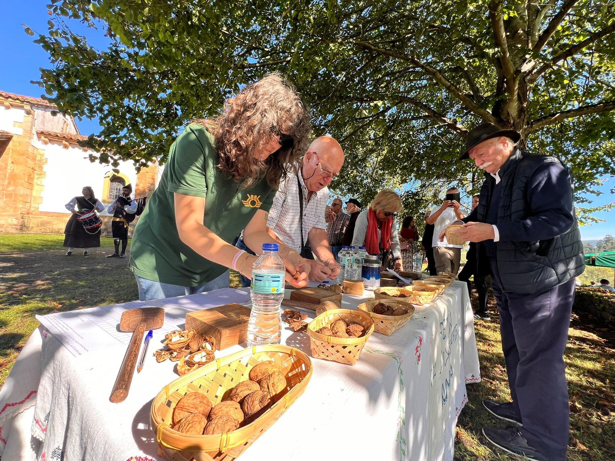La XXIII Feria del Lino y les Nueces, éxito bajo el sol en Camoca - La Nueva España