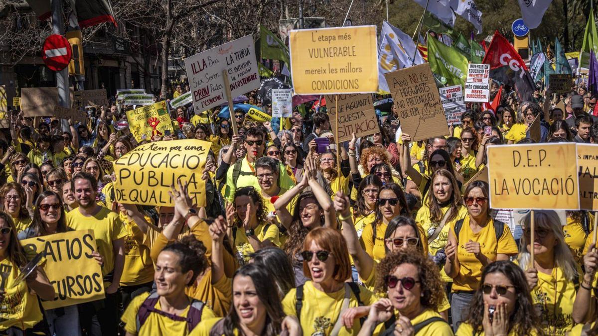 Els professors fan una crida a una "gran vaga" per accelerar un acord