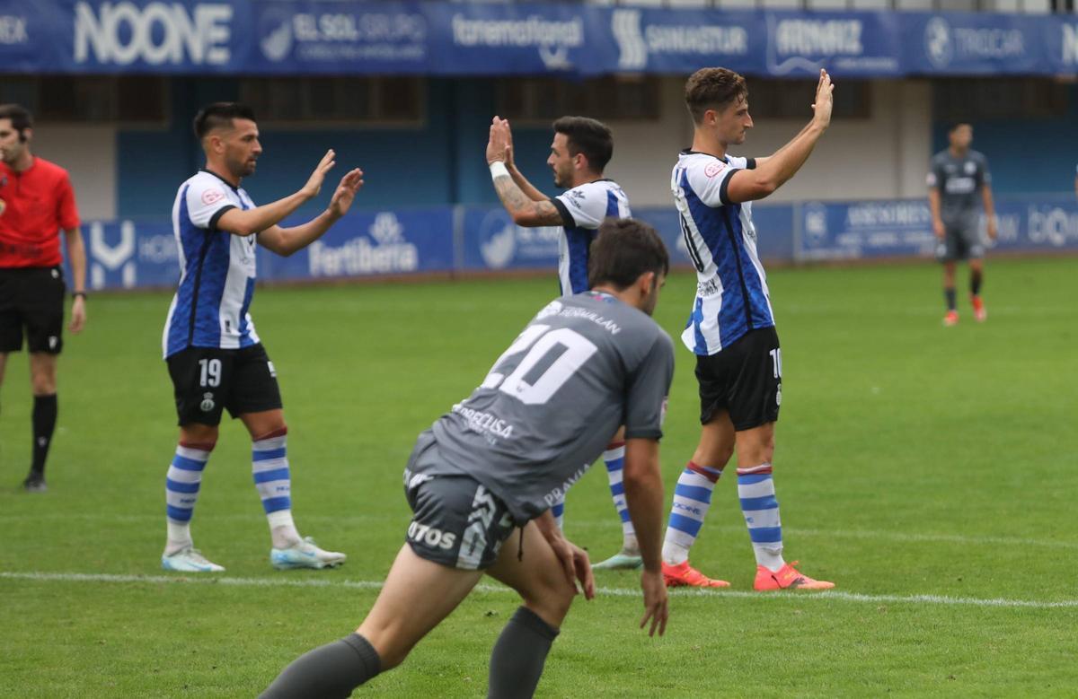 EN IMÁGENES: Así fue la victoria del Avilés ante el Praviano