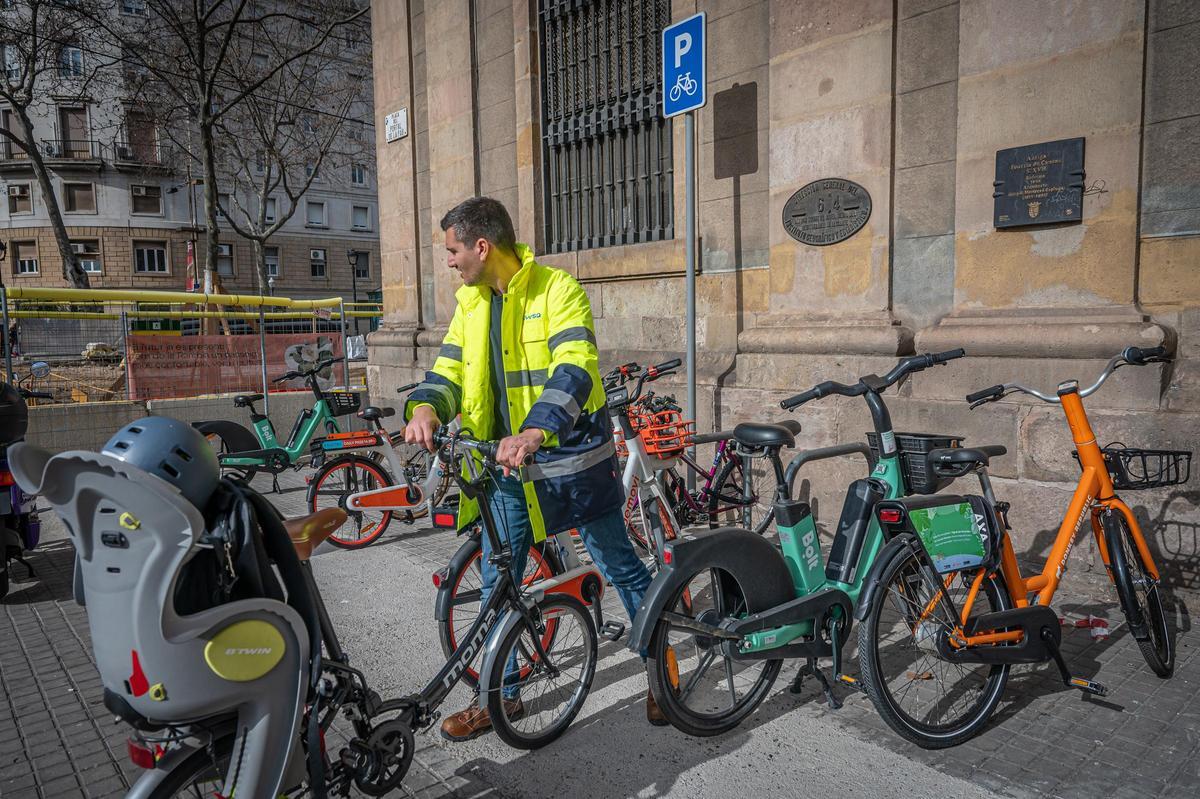 Bicicletas compartidas ocupan estacionamientos públicos de Barcelona ...