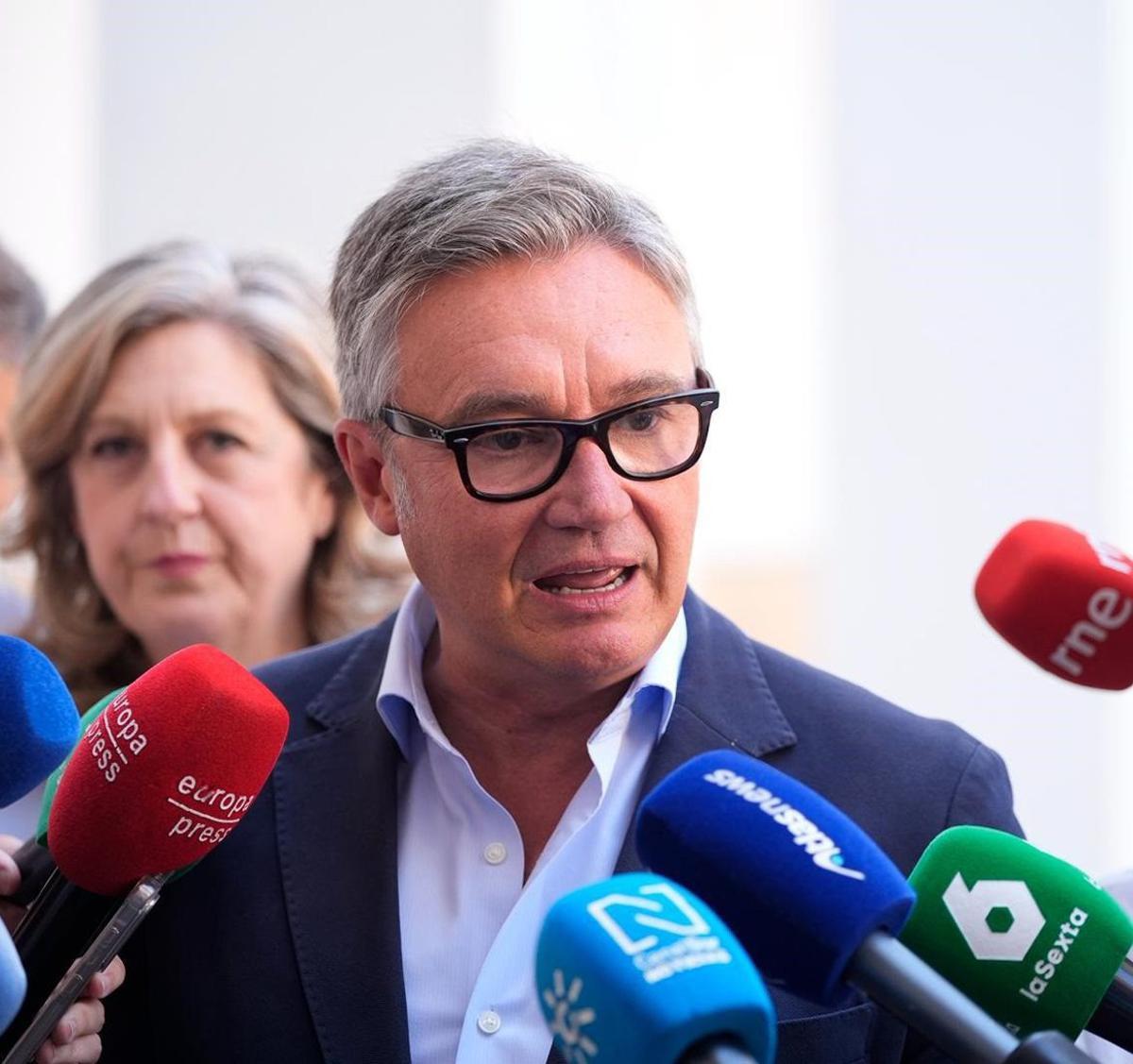 Juanma Moreno hace ghosting a Vox, el PSOE malagueño se da al ...