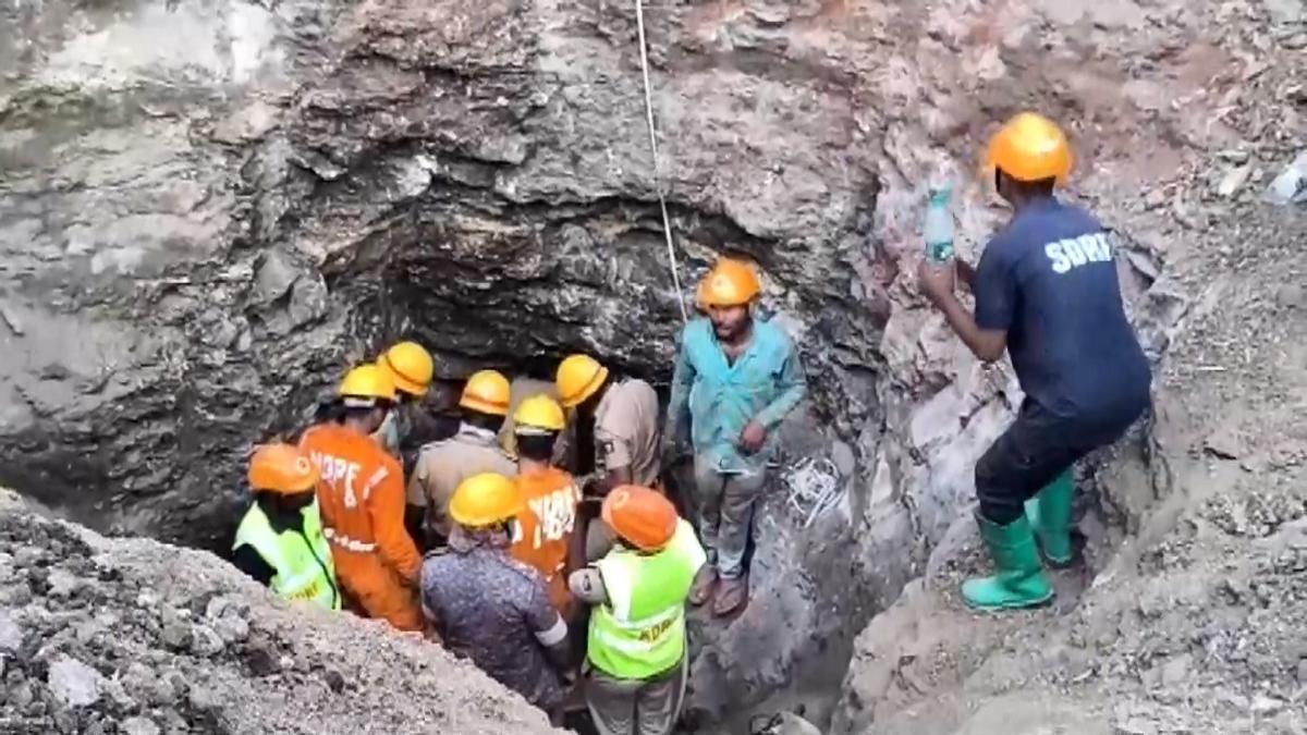 Intentan rescatar a un niño de dos años atrapado en un pozo en la India | VÍDEO