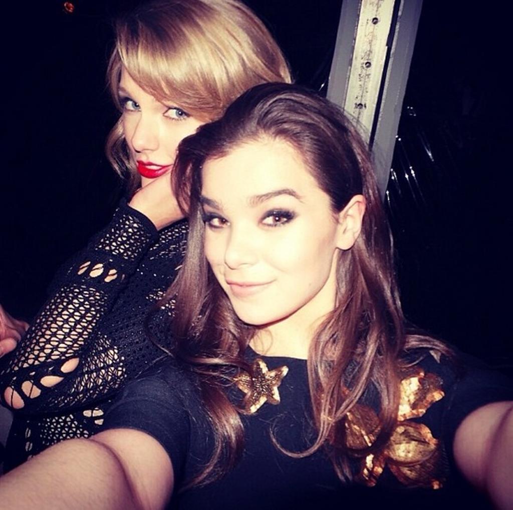 Motivos por los que amamos el nuevo videoclip de Hailee Steinfeld - Woman