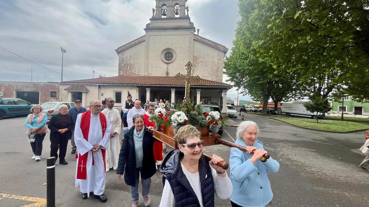La parroquia de Jove puede con la lluvia para procesionar a la Santa Cruz