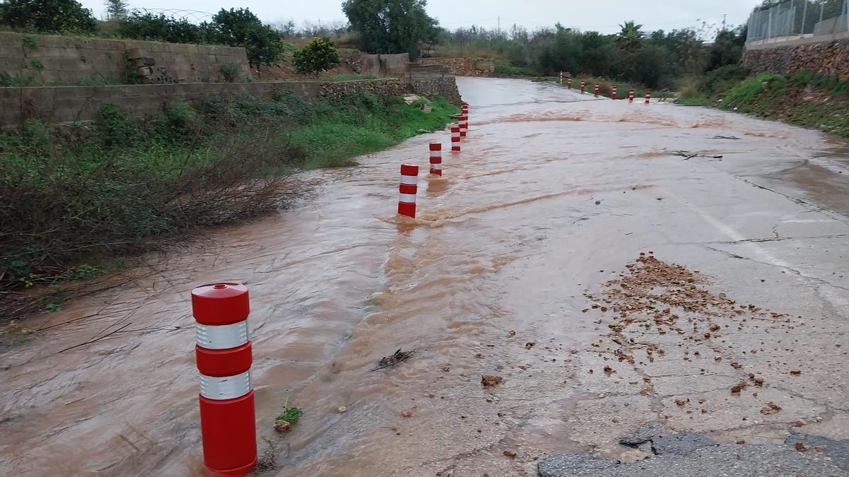 La lluvia descarga con fuerza en la Ribera: Un coche atrapado, caminos ...