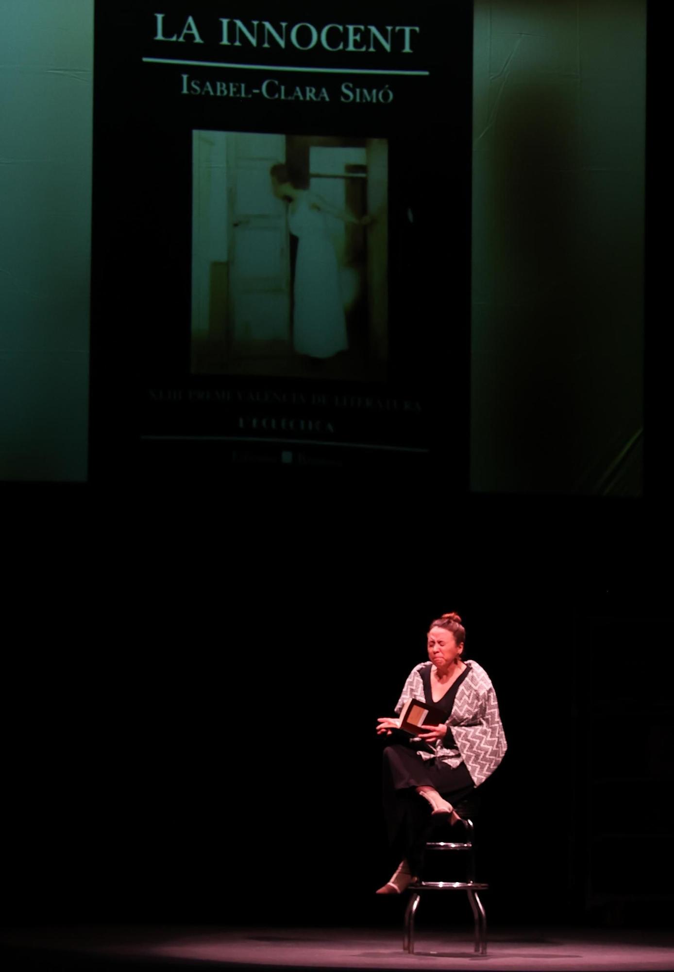 La Dependent homenajea a Isabel-Clara Simó con la obra Paraula d'Isabel-Clara Simó