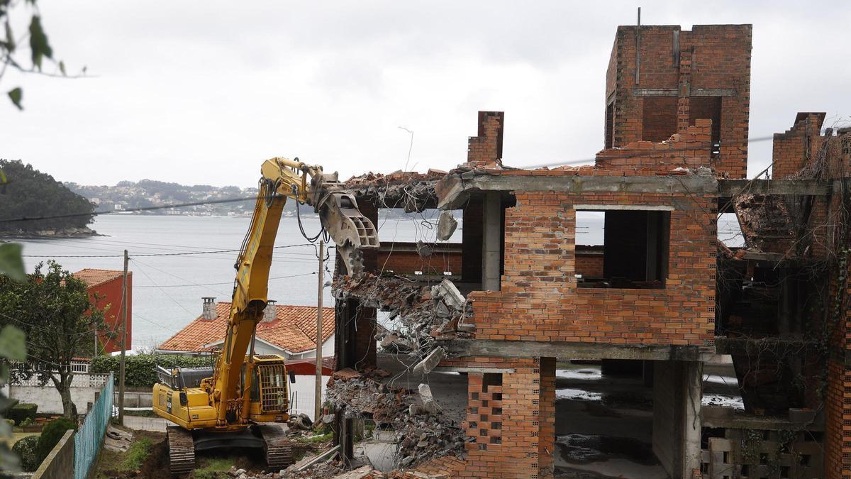 Los derribos de edificaciones ilegales en la comarca caen a la mitad en ...