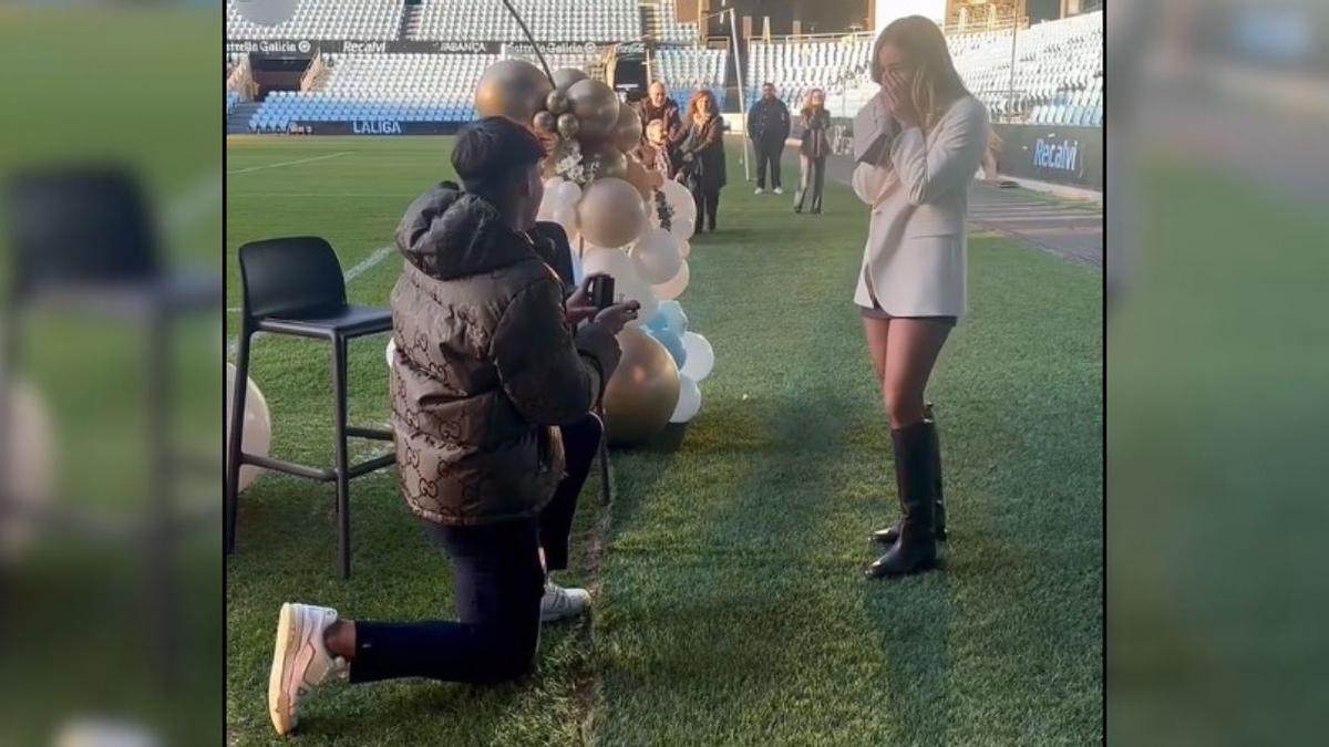 Gabri Veiga pide matrimonio a su novia Carla en Balaídos