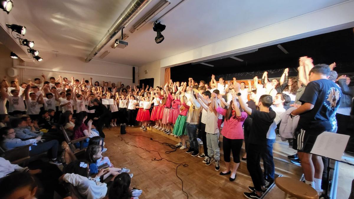 El gran musical del instituto de Grado: "Grease" para celebrar diez ...