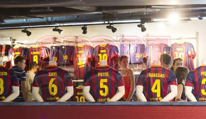 Fotos | LA NUEVA CAMISETA DEL BARÇA EN LA BOTIGA