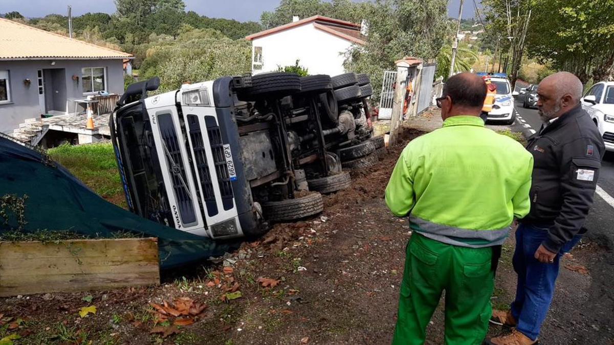 Vuelca un camión cargado de hormigón entre Ponte das Ínsuas y el David ...