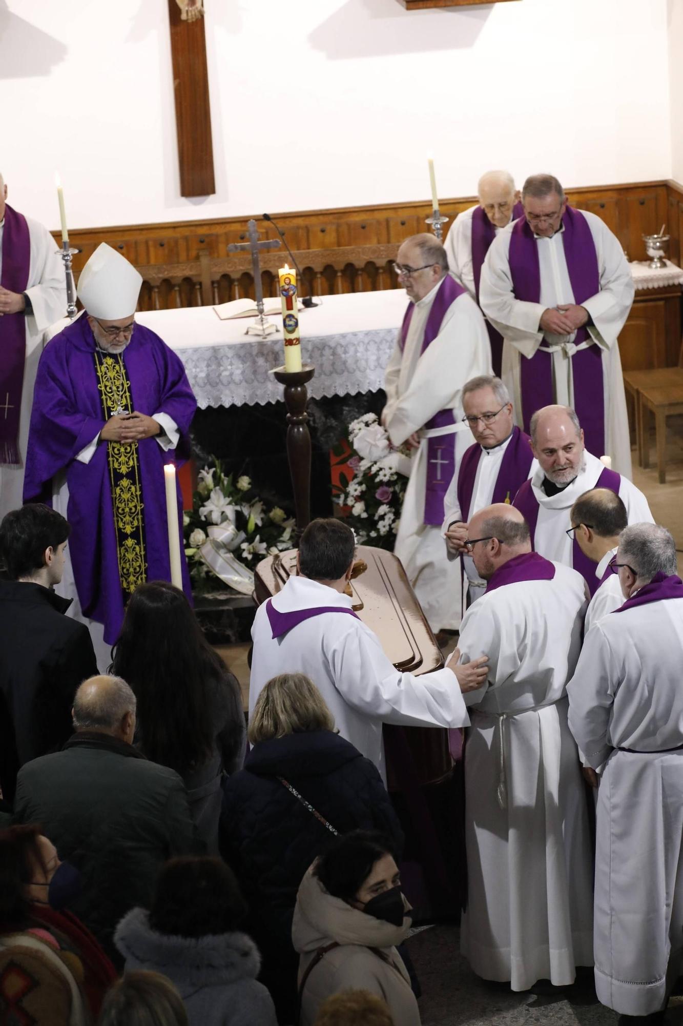 El multitudinario funeral por el párroco José Manuel Alonso, en imágenes
