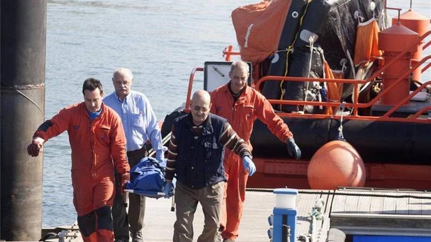 Dos muertos y 6 desaparecidos en el naufragio de un pesquero